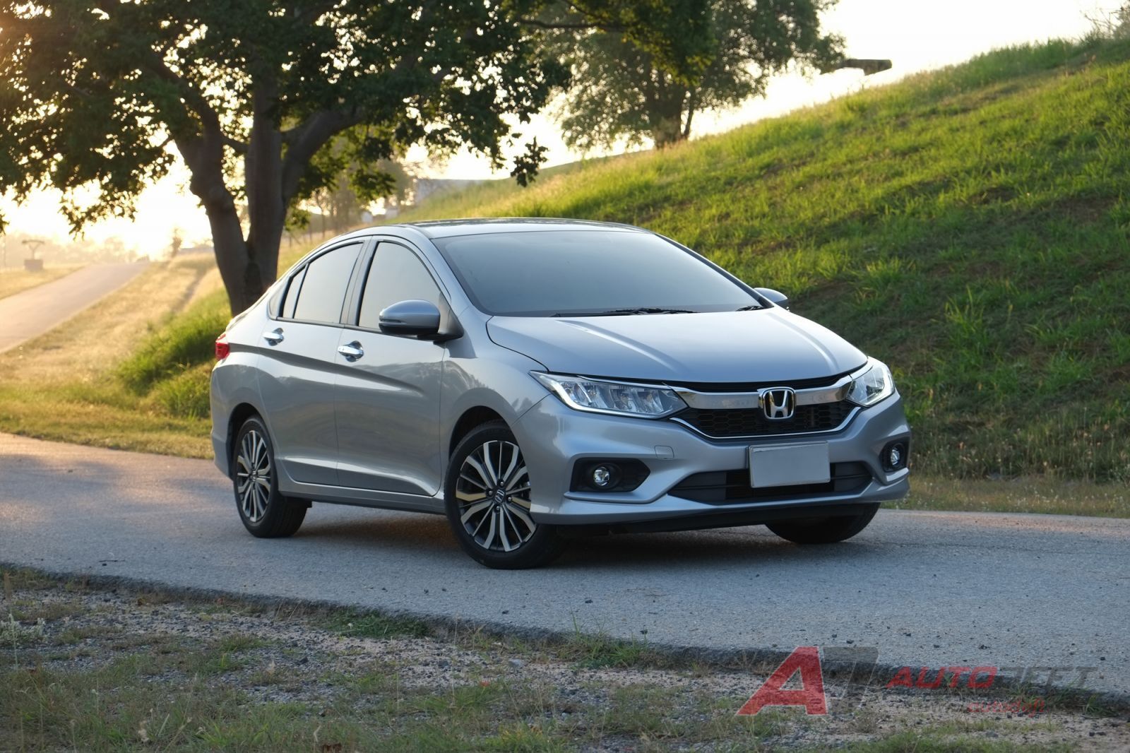 Deft Versus: TOYOTA VIOS G vs. HONDA CITY SV+: คู่มวยสุดร้อนแรงแห่งตลาด Subcompact | AUTODEFT ...